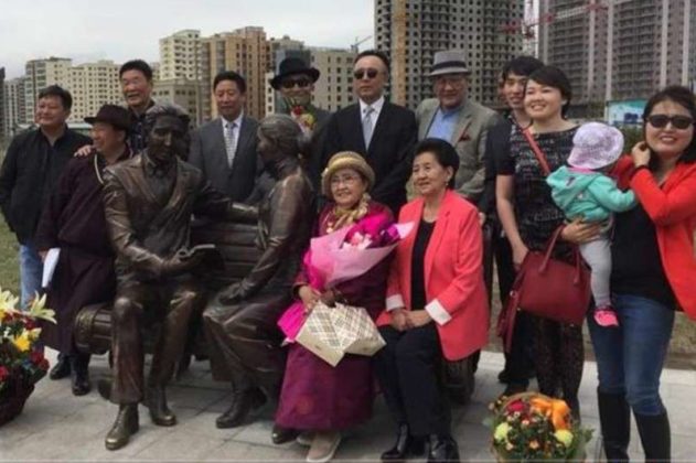 Зохиолч Ч.Лодойдамба гуайн гэр бүлийн "хөшөө" сүндэрлэв